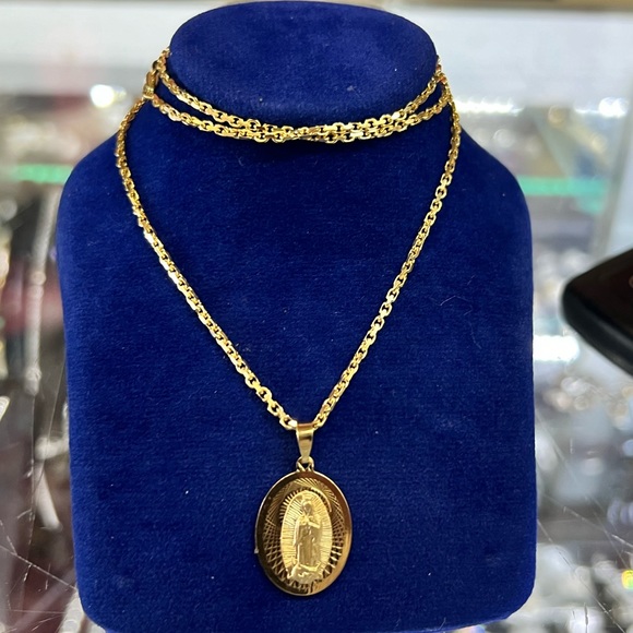 Jewelry | Fantastic 18k Chain With Virgin Mari Pendent | Poshmark